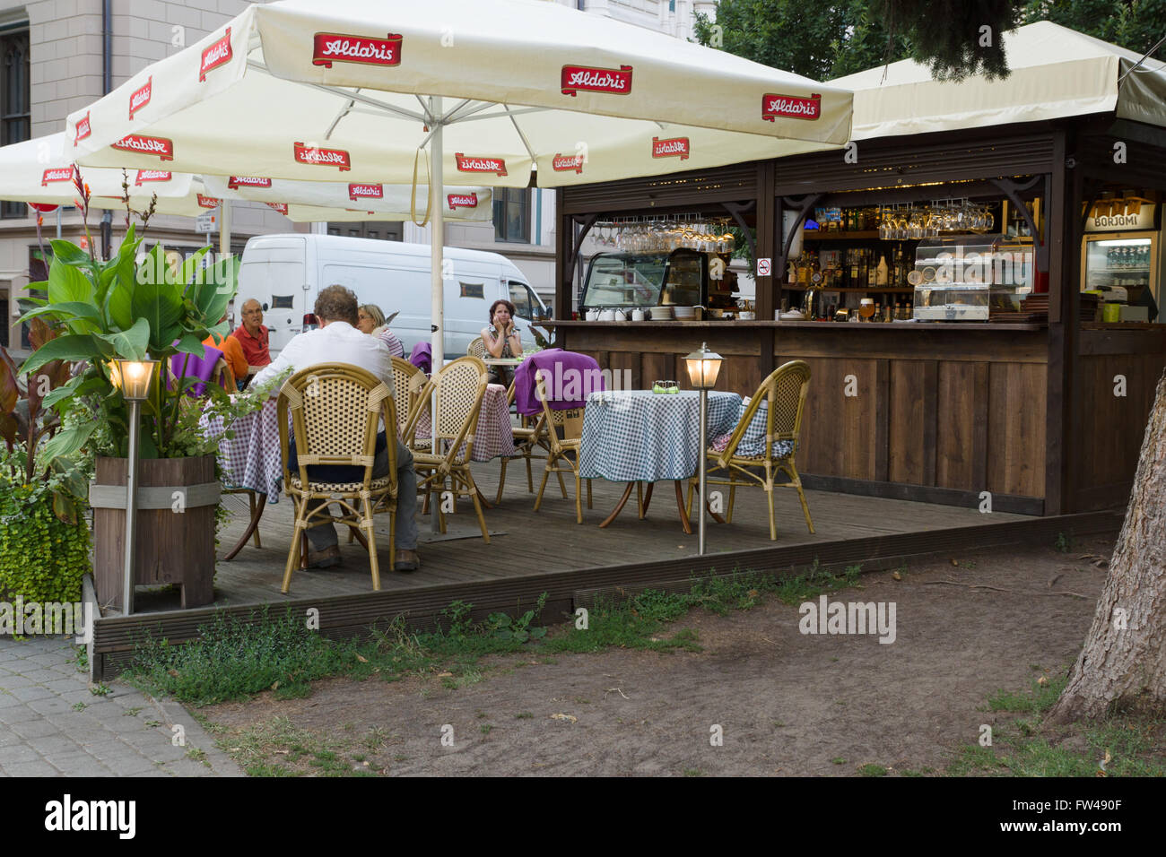 Street cafe and pedestrians hi-res stock photography and images - Alamy