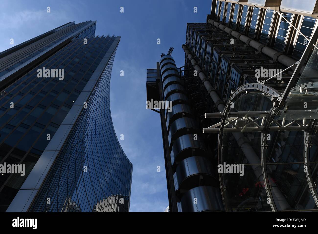 city-skyscrapers-in-london-cheese-grater-lloyds-building-blue-sky