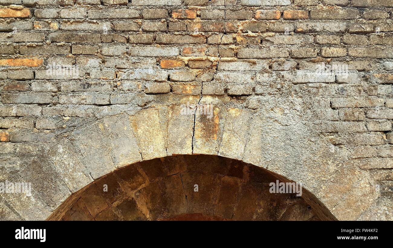 Curved bricks hi-res stock photography and images - Alamy