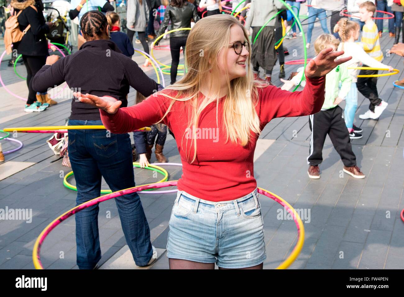 Hula hoop lesson mass group fun girl woman Stock Photo - Alamy