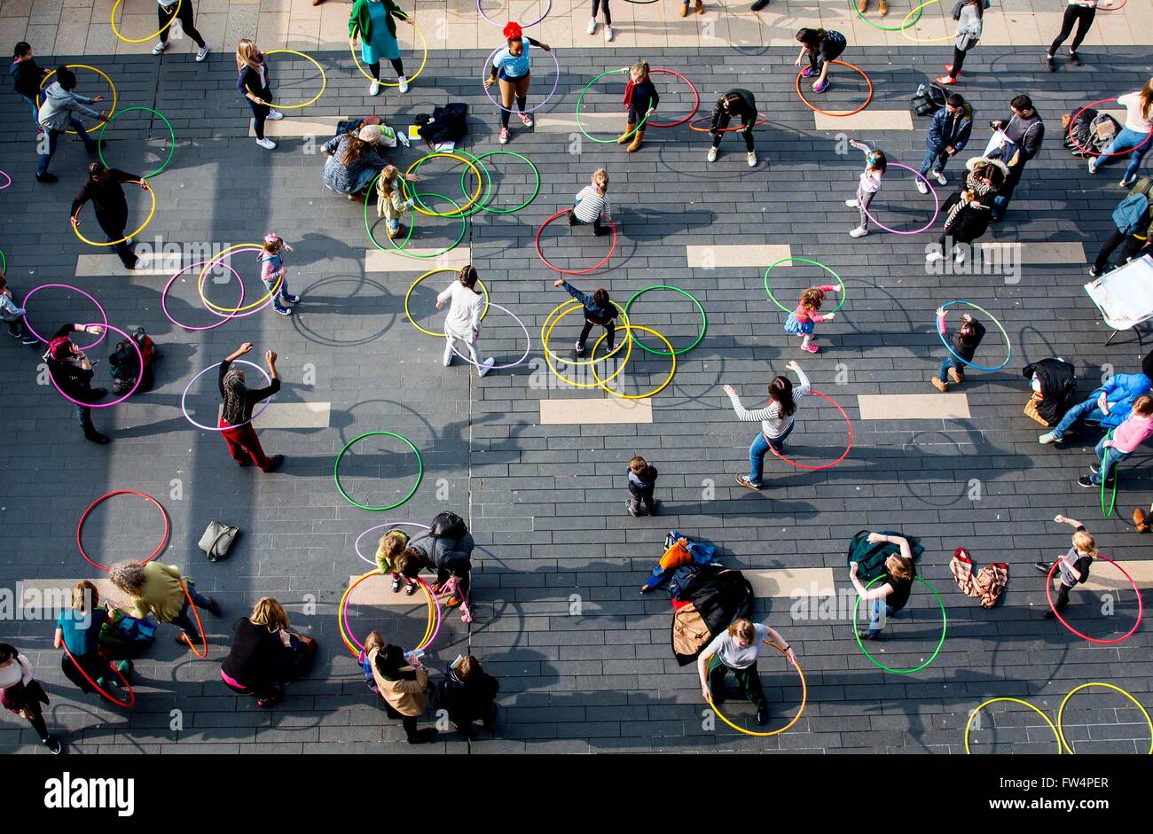 Hula hoop lesson mass group fun Stock Photo - Alamy