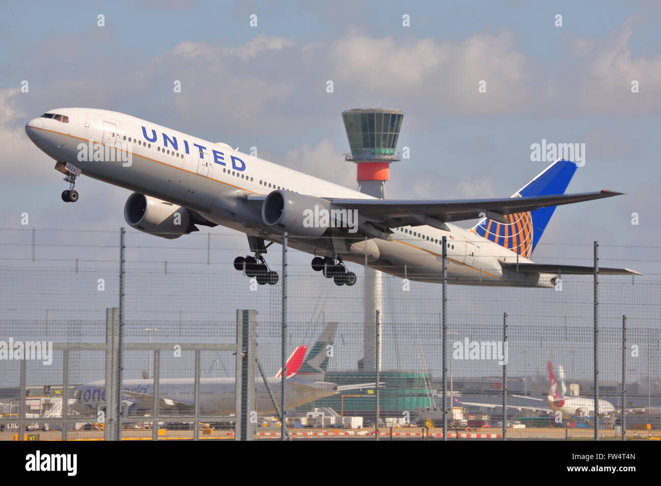 United Airlines Boeing 777-200 N223UA departing from London Heathrow ...