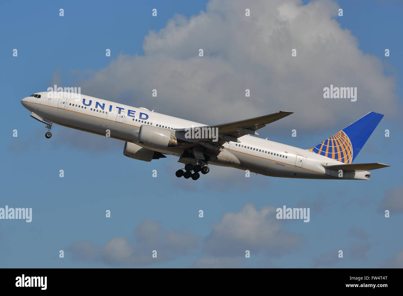 United Airlines Boeing 777-200 N223UA departing from London Heathrow ...