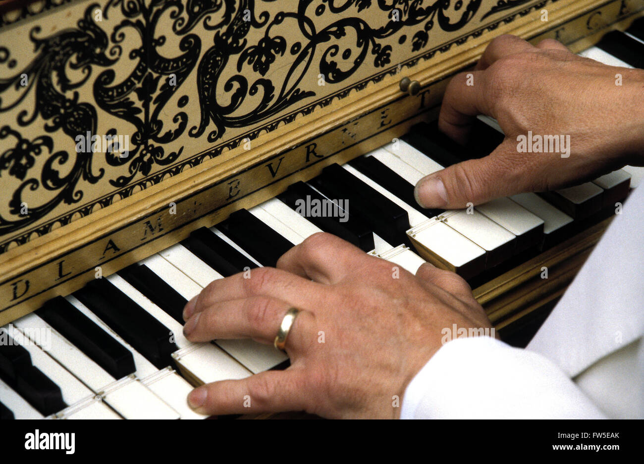 Harpsichord instrument hi-res stock photography and images - Alamy