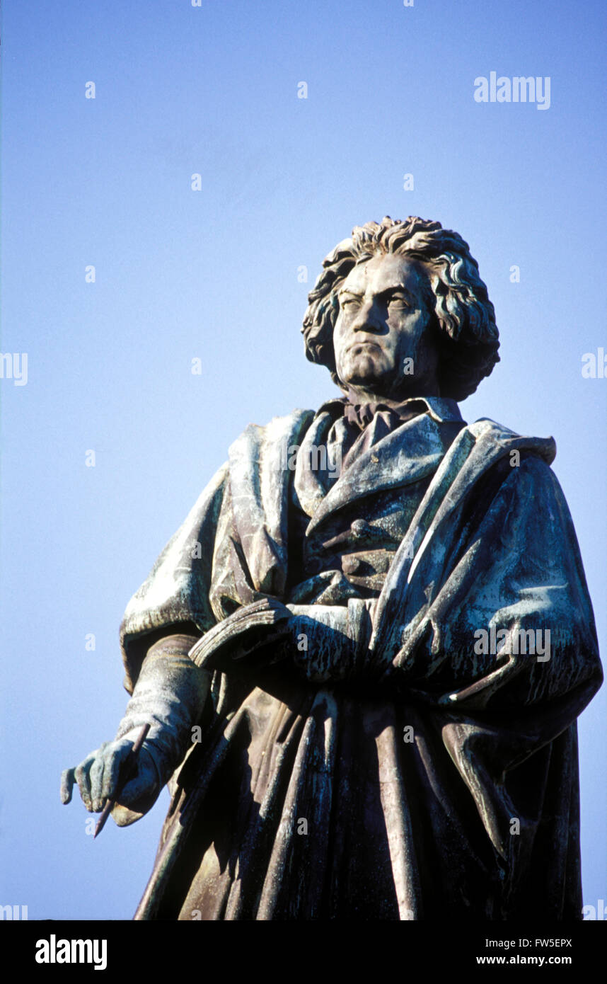 BEETHOVEN, Ludwig van - Beethoven-Denkmal (statue) on Münsterplatz ...