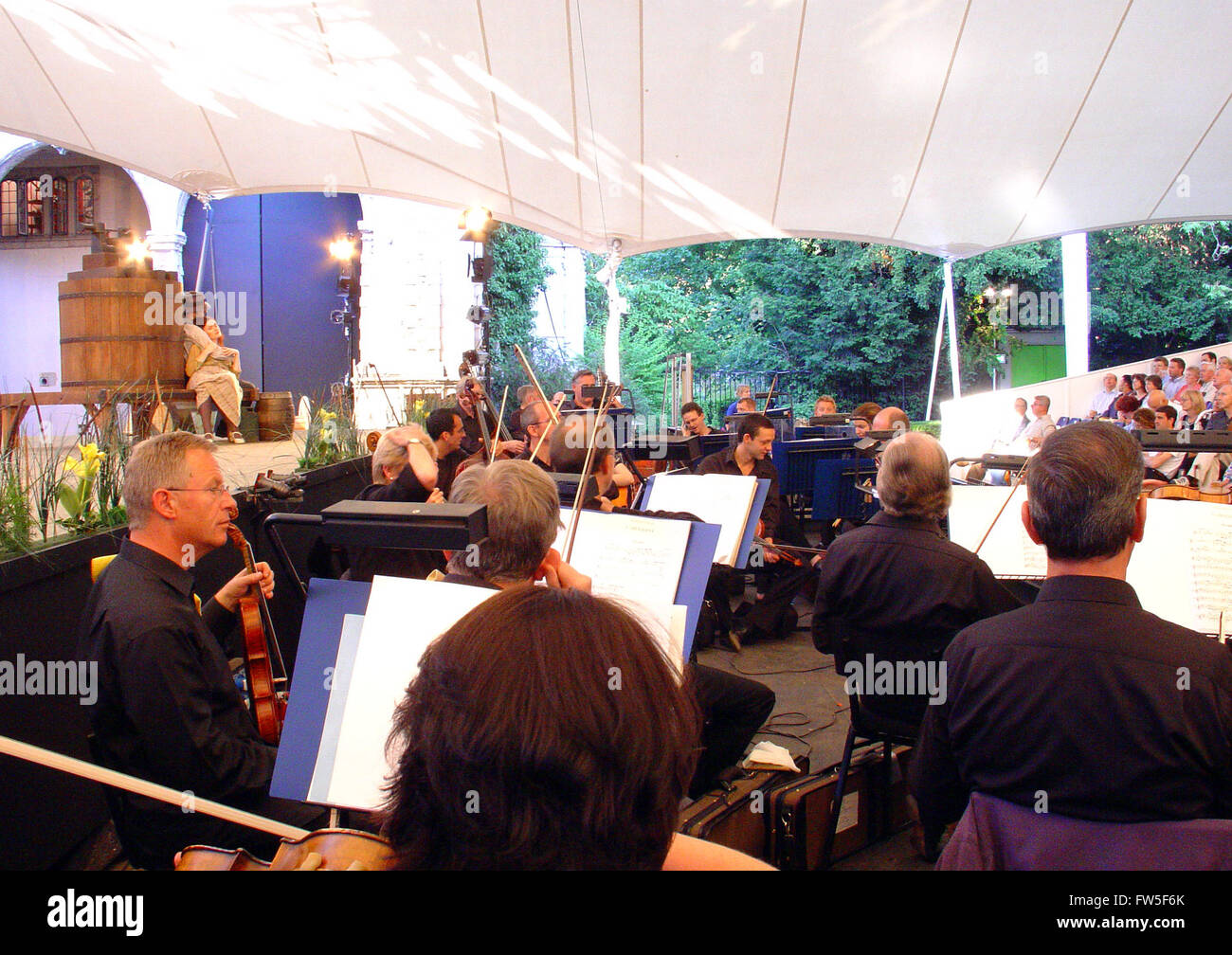 Opera audience london hi-res stock photography and images - Alamy