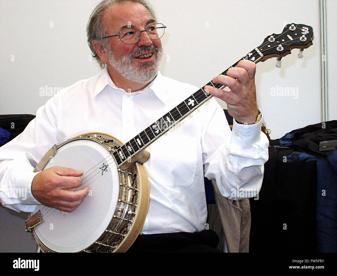 Banjo - being played Stock Photo - Alamy
