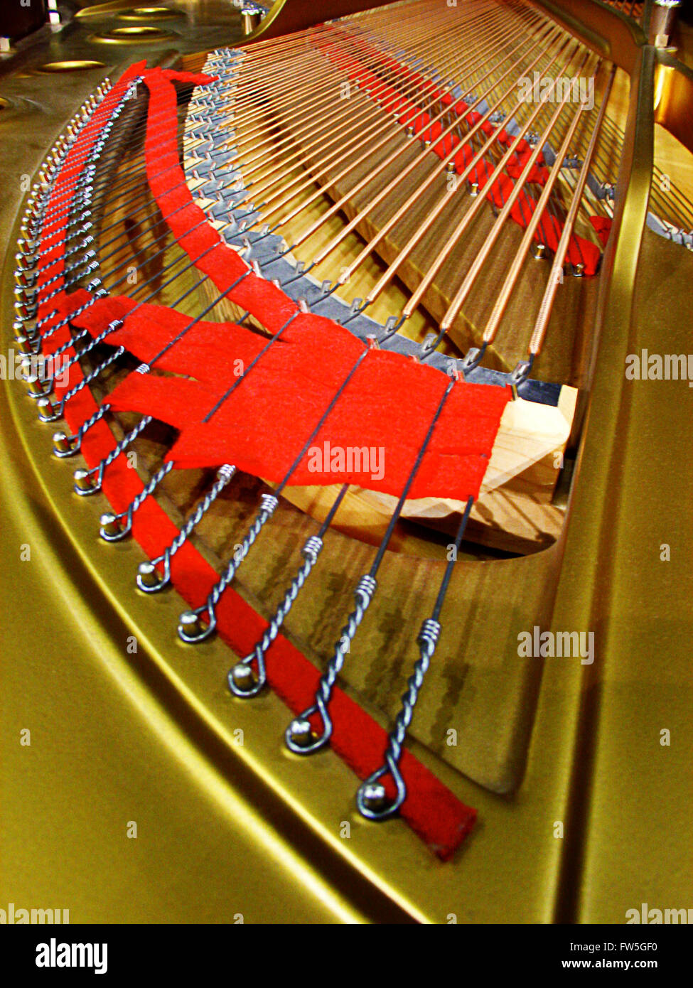 Grand piano strings - close-up Stock Photo - Alamy