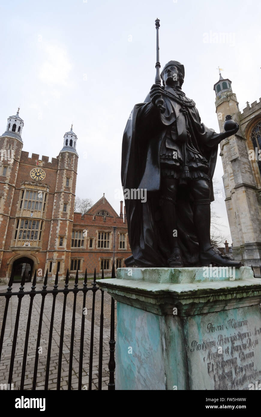 Eton College Berkshire, Lupton's Tower with chapel and statue of ...