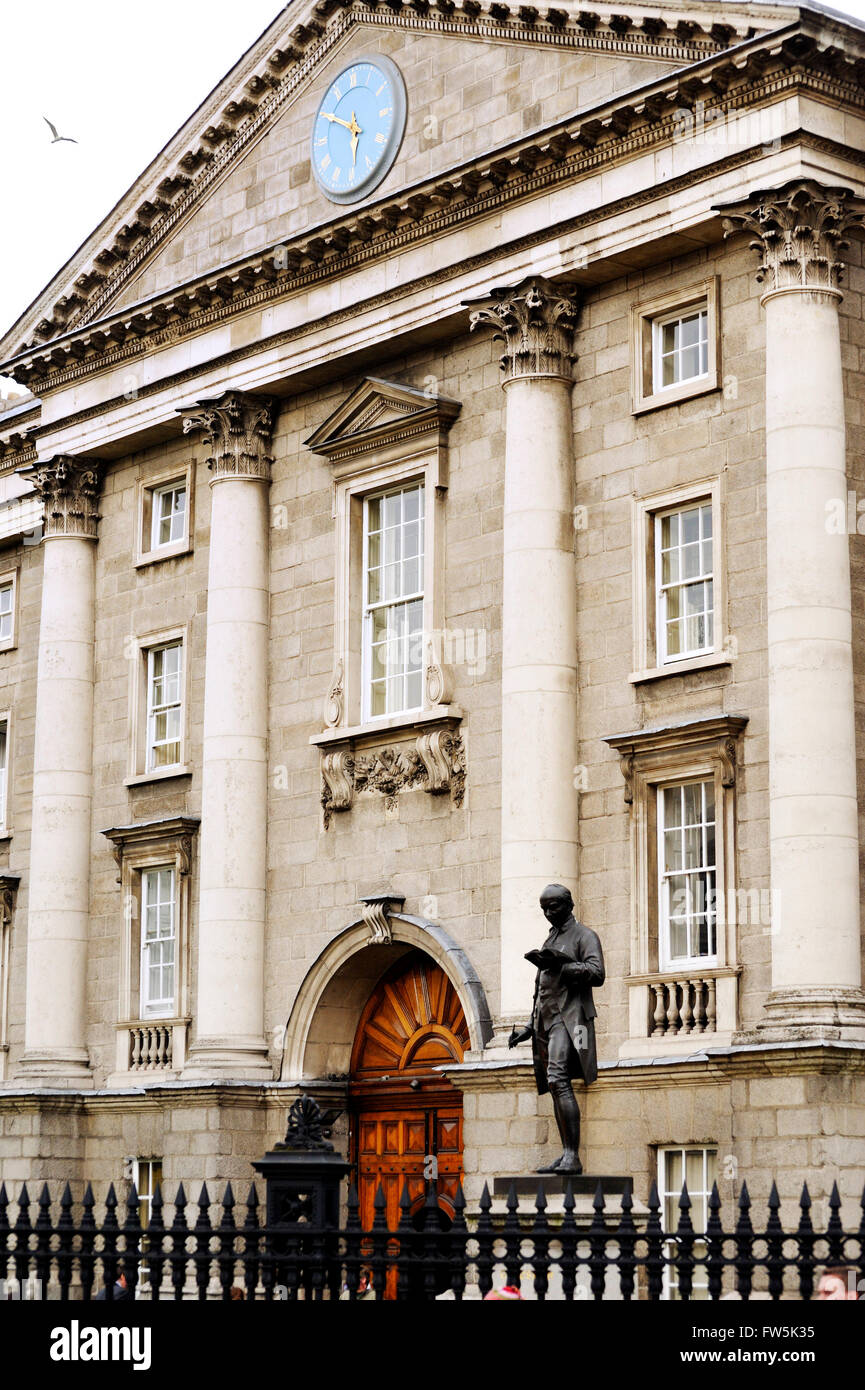 The west front main entrance to Trinity College (built 1751), Dublin ...