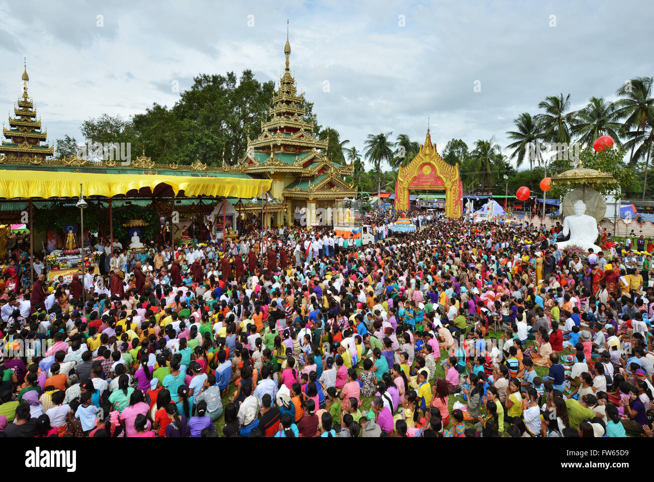 Pilgrims' procession to the Shwe Taung Zar Pagoda, day of meditation ...