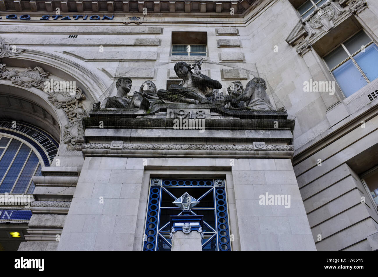Waterloo station memorial hi-res stock photography and images - Alamy