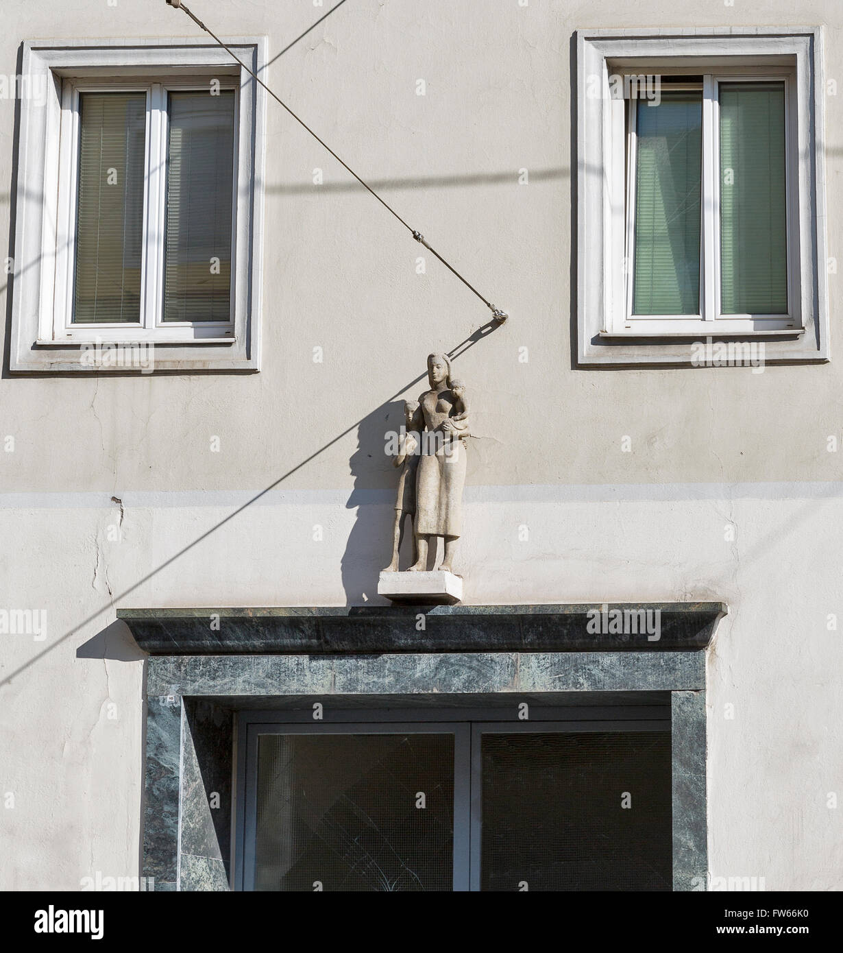 Children and statue hi-res stock photography and images - Alamy