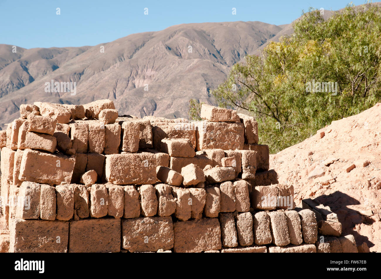 Mud bricks straw hi-res stock photography and images - Alamy