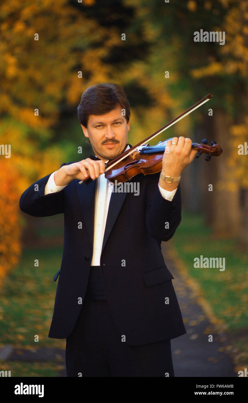 Male violin player hi-res stock photography and images - Alamy