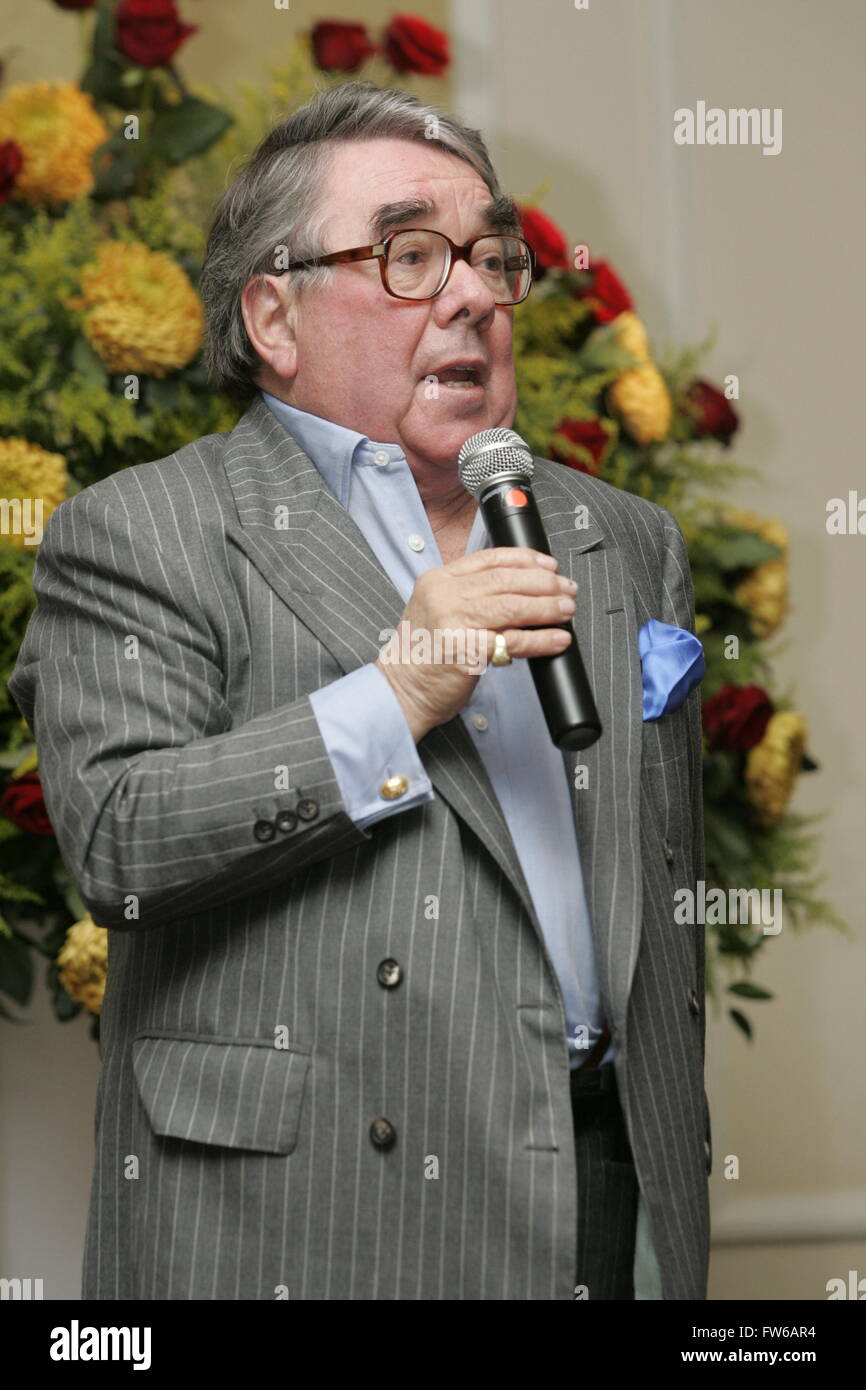 An audience with ronnie corbett hi-res stock photography and images - Alamy