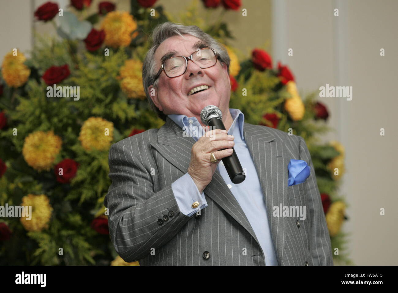 An audience with ronnie corbett hi-res stock photography and images - Alamy