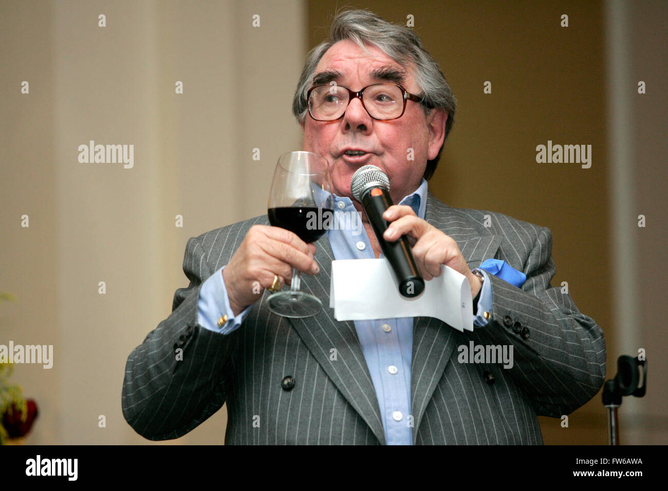 Ronnie Corbett, British comedian, entertaining an audience at an after ...