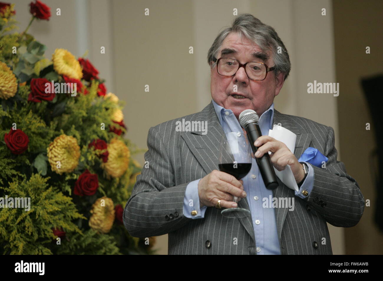 Ronnie corbett hi-res stock photography and images - Alamy