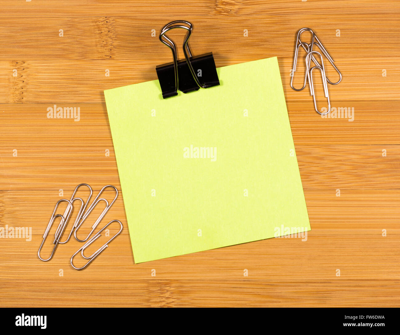 Sticky note on bulletin board hi-res stock photography and images - Alamy