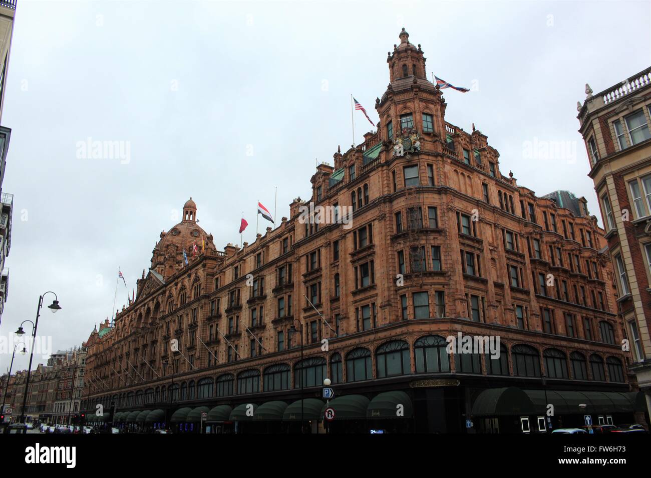 Shopping centre harrods london hi-res stock photography and images - Alamy