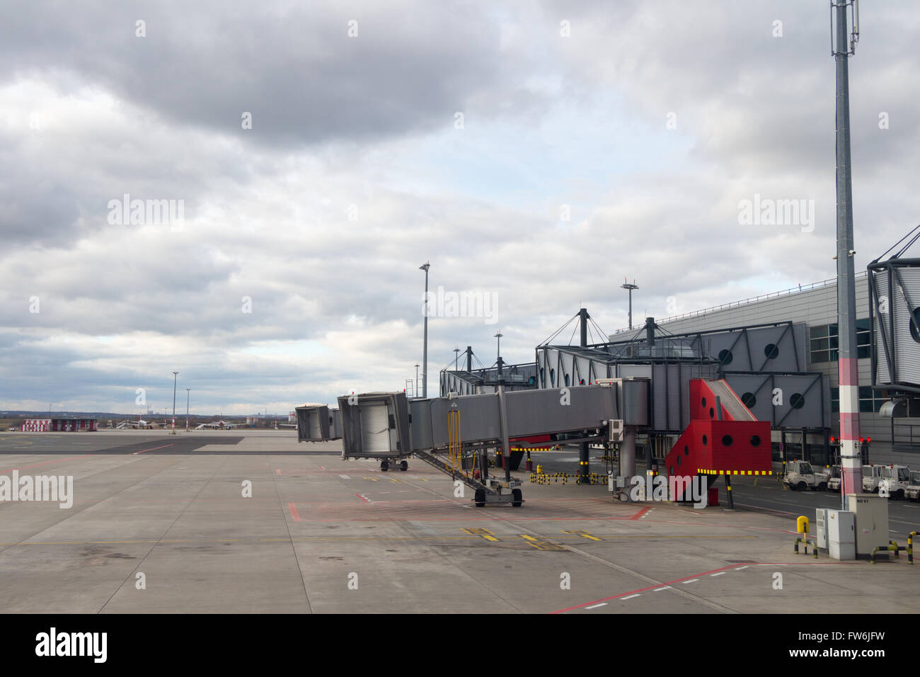 Airport jetway hi-res stock photography and images - Alamy