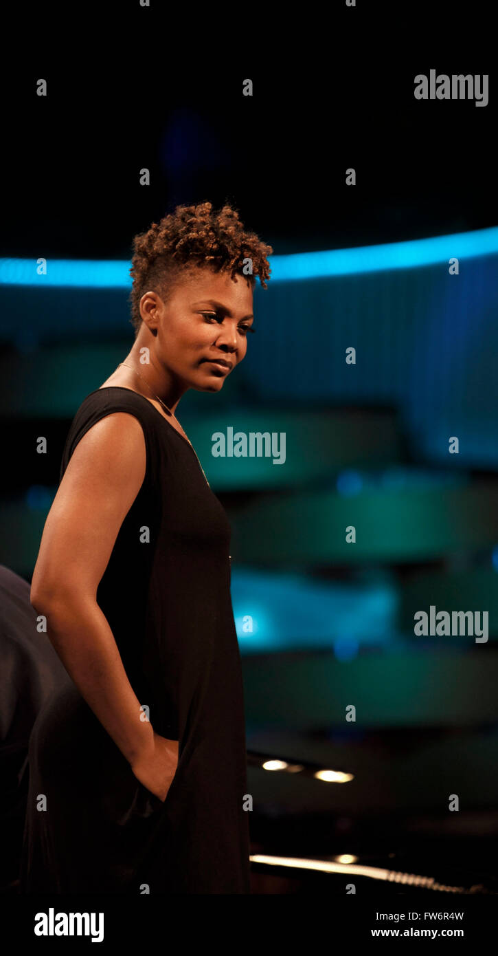 Singer soprano entertainment hi-res stock photography and images - Alamy