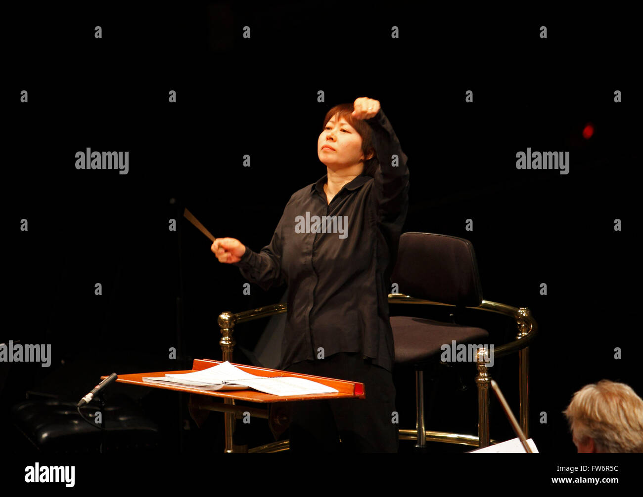 Bbc proms conductor hi-res stock photography and images - Alamy