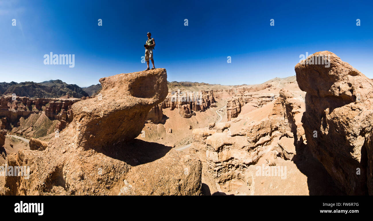 Guy hiking in the desert hi-res stock photography and images - Alamy