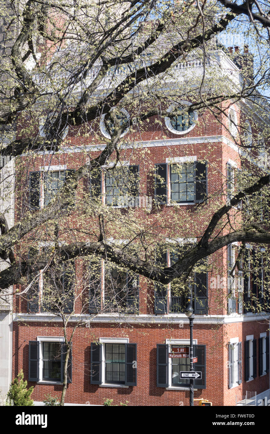 American house exterior straight hi-res stock photography and images ...
