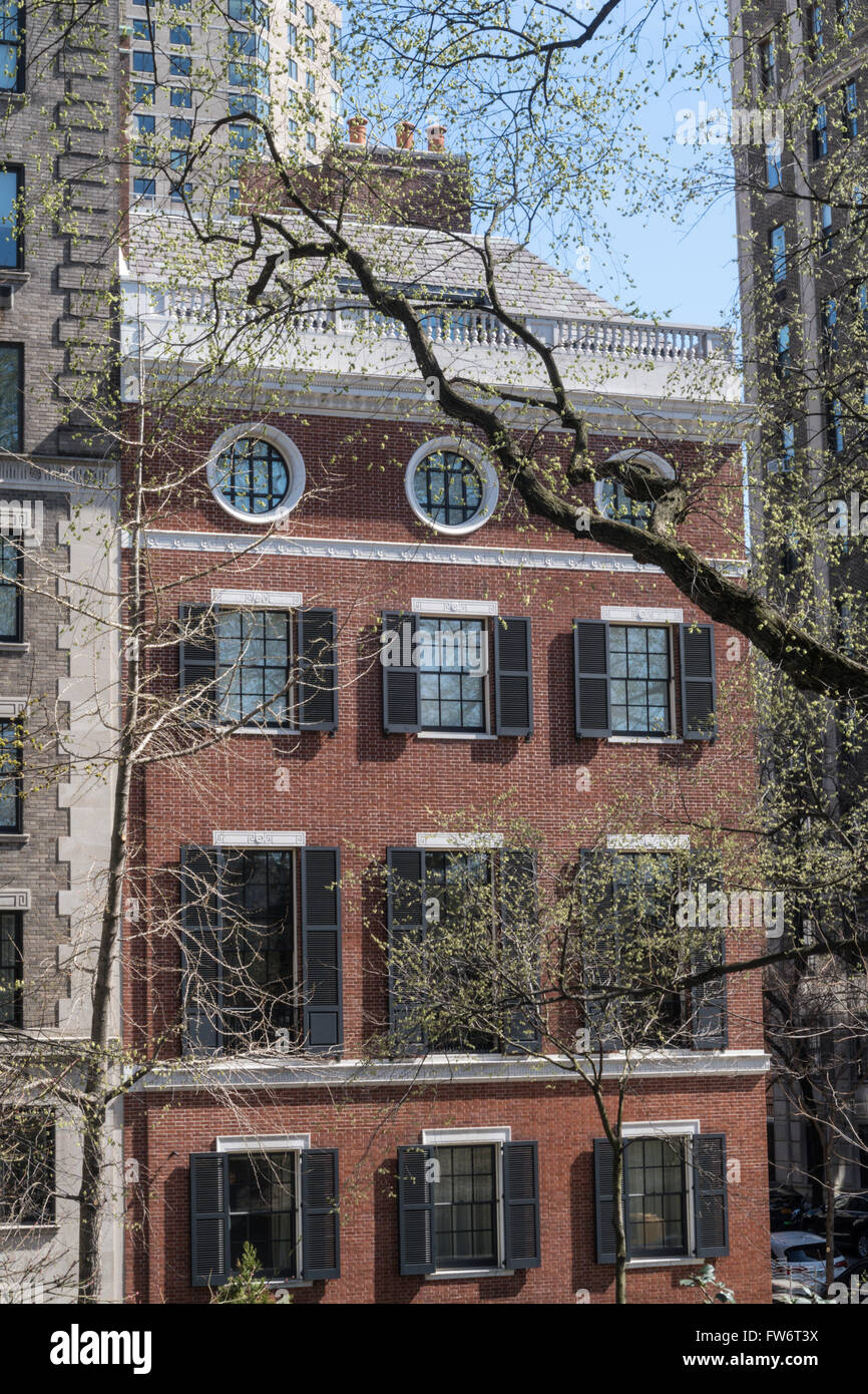 American house exterior straight hi-res stock photography and images ...