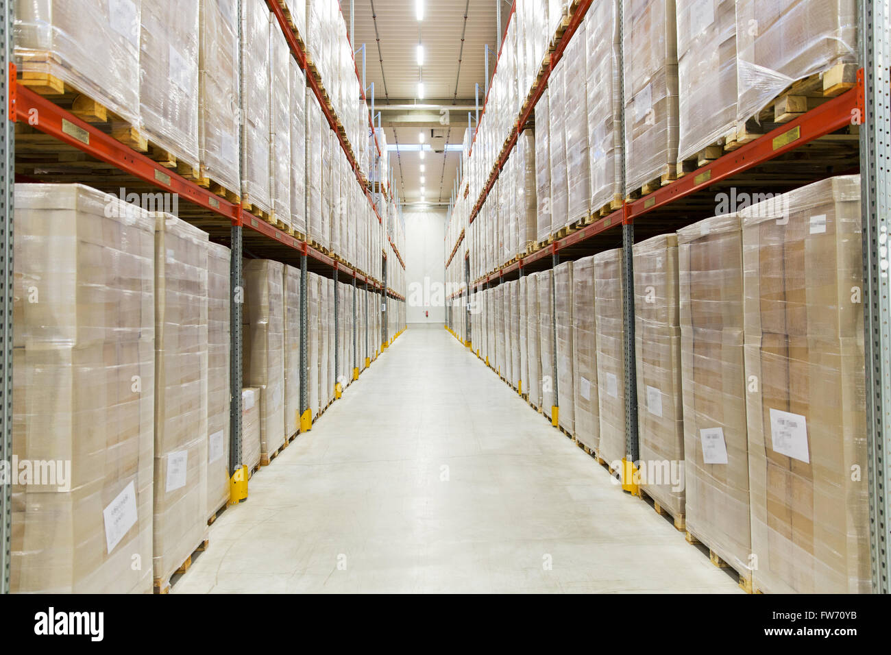 cargo boxes storing at warehouse shelves Stock Photo - Alamy