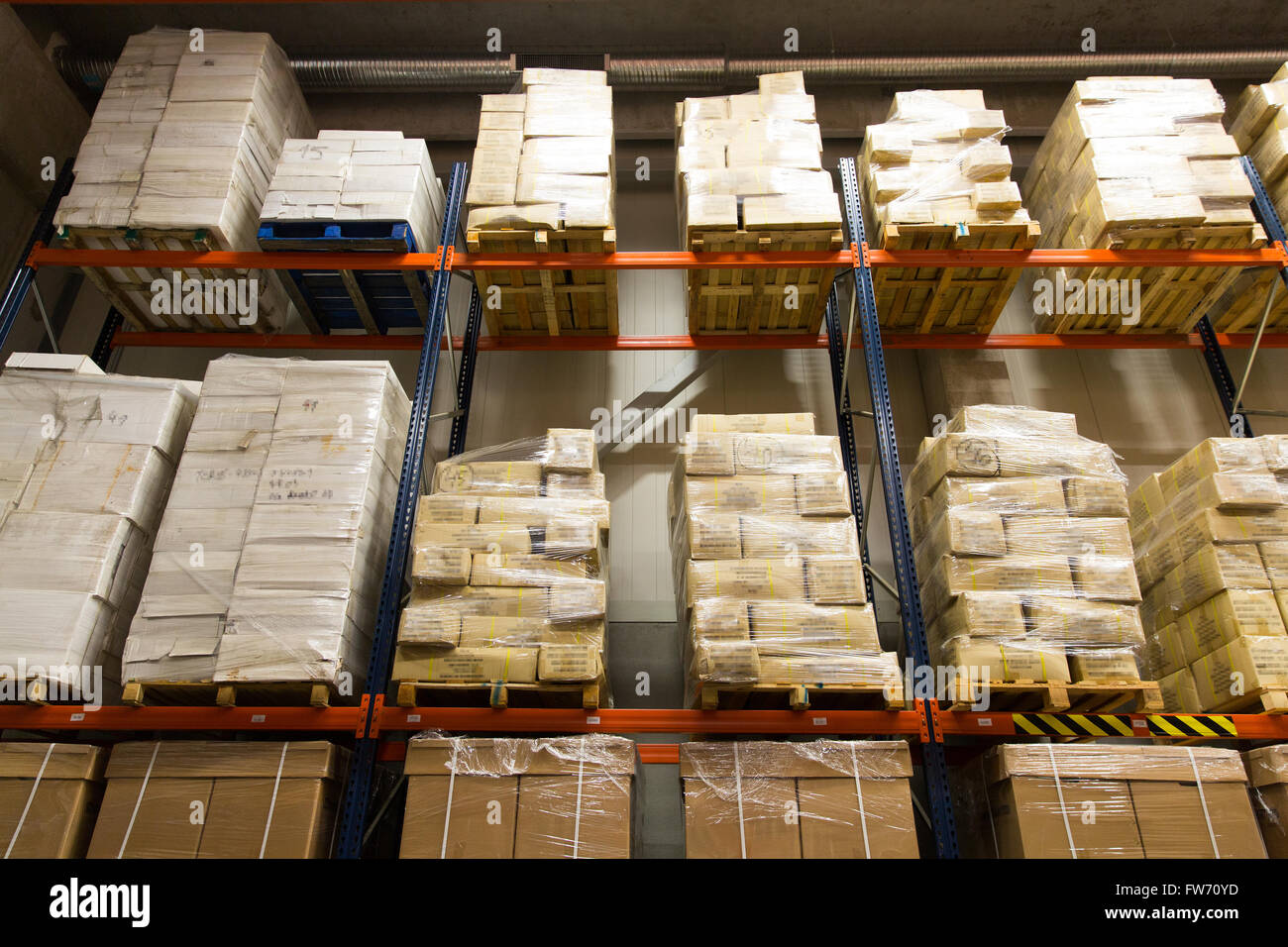 cargo boxes storing at warehouse shelves Stock Photo - Alamy