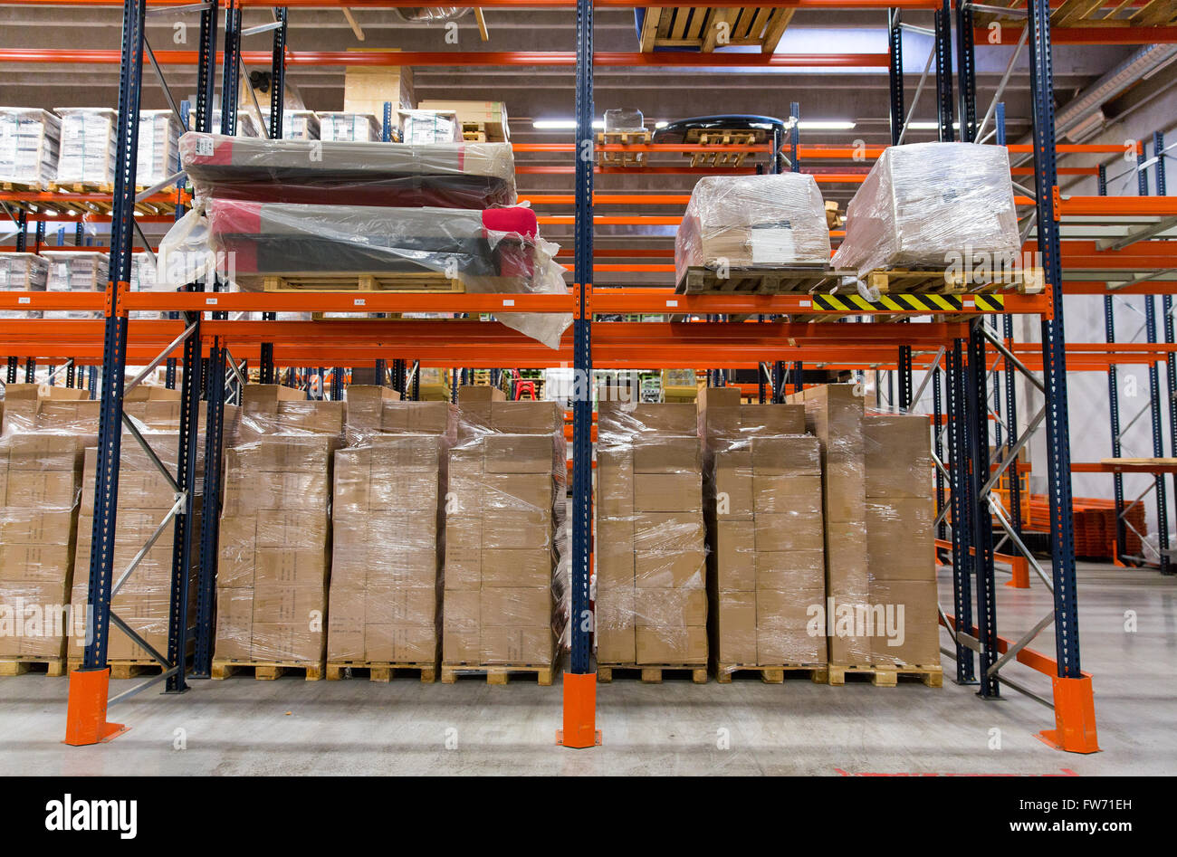 cargo boxes storing at warehouse shelves Stock Photo - Alamy