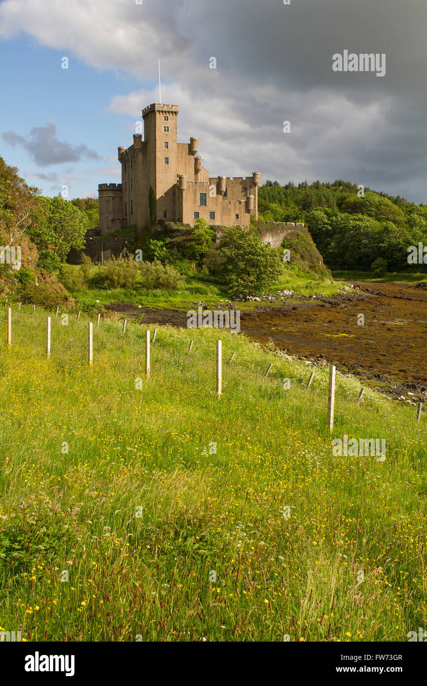 Dunvegan castle home of the MacLeods on a summer afternoon, Isle of ...