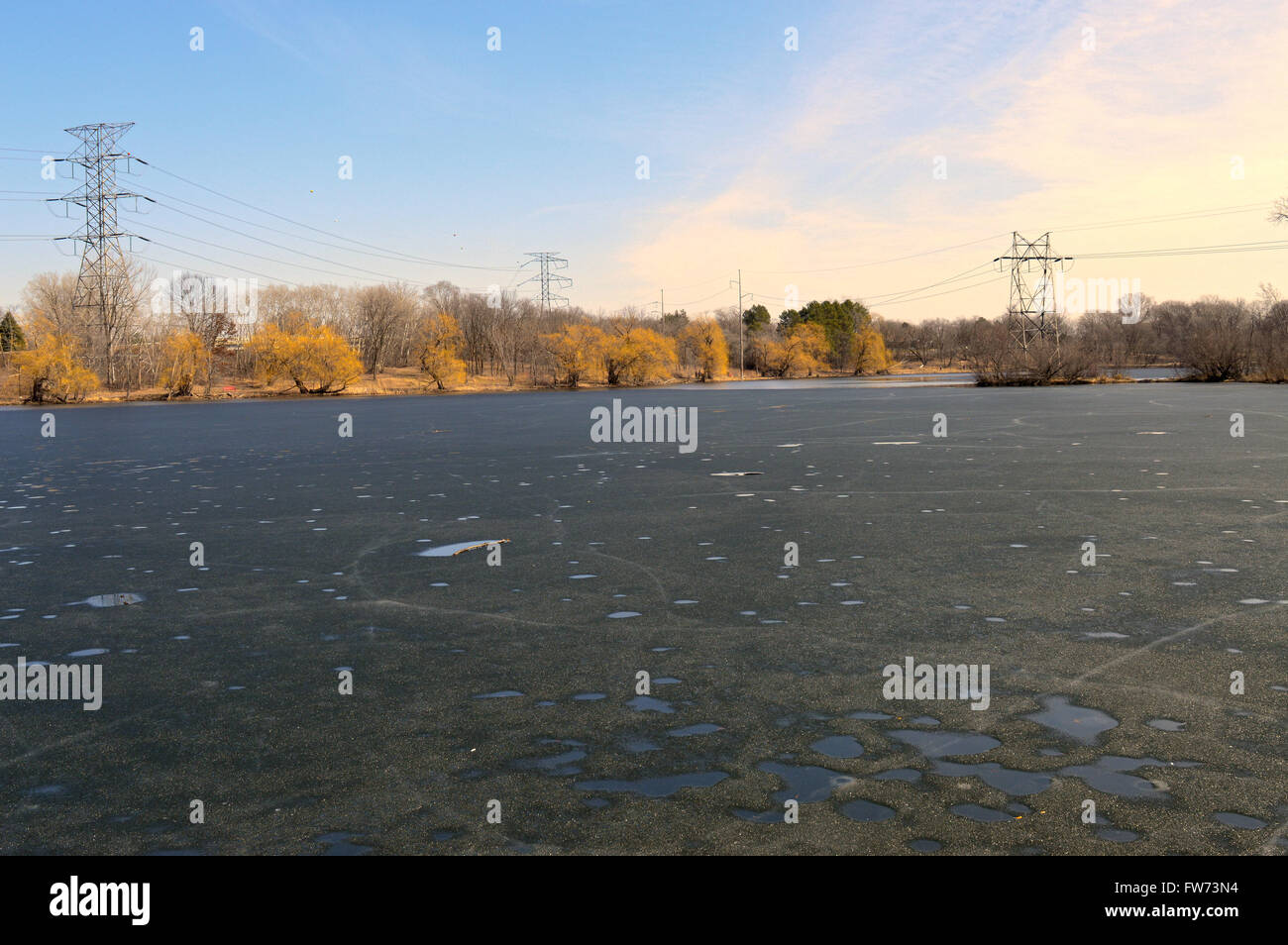 Shoreline ice hi-res stock photography and images - Alamy