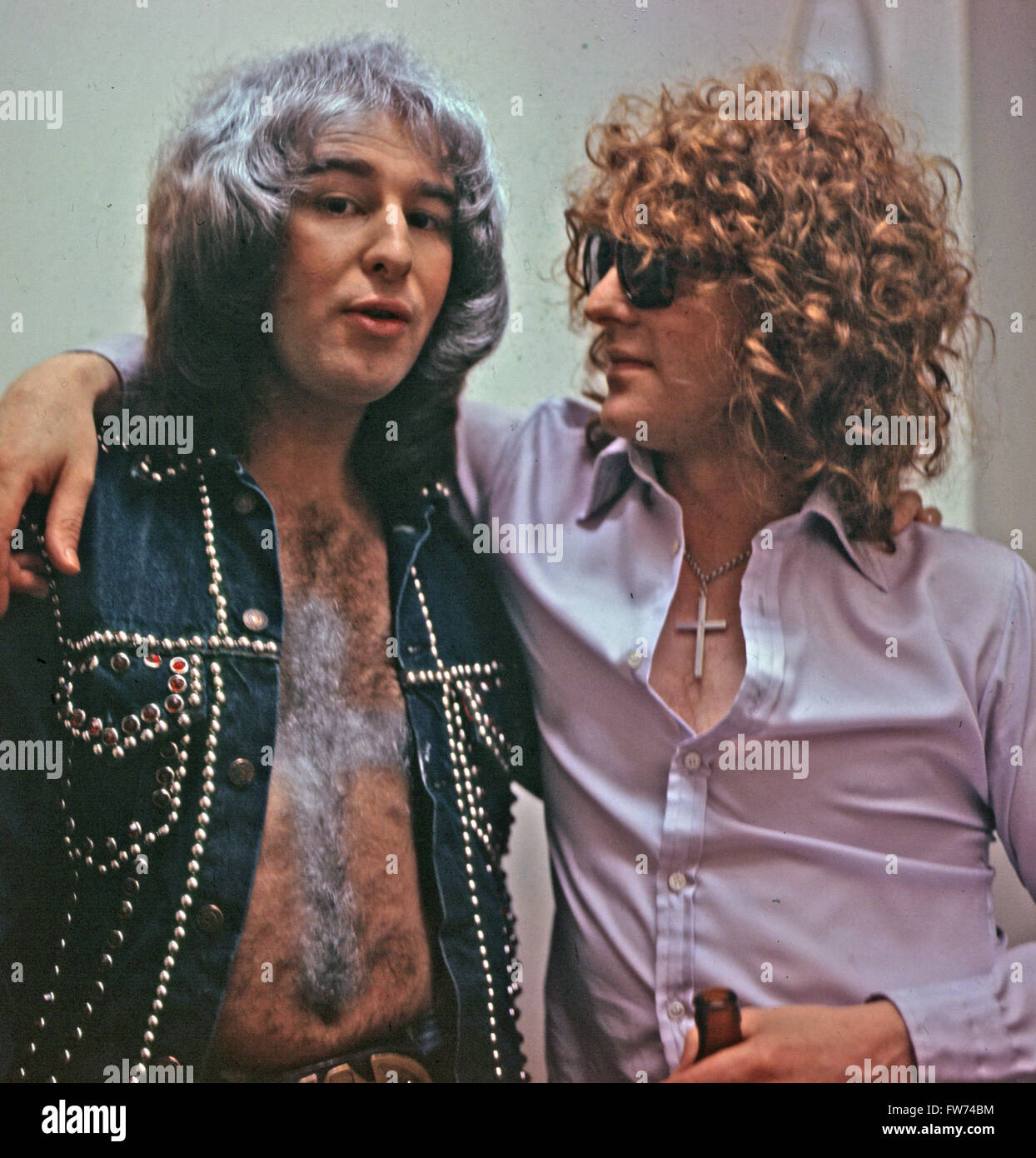 MOTT THE HOOPLE English rock group about 1974 with Ian Hunter at right ...