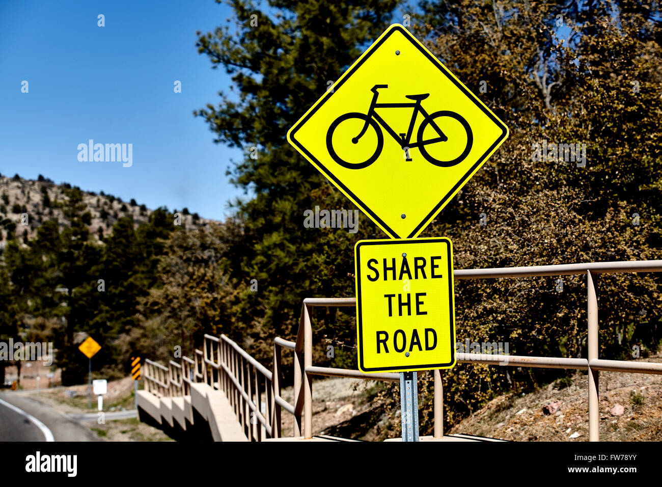 Triangle road sign bicycle hi-res stock photography and images - Alamy