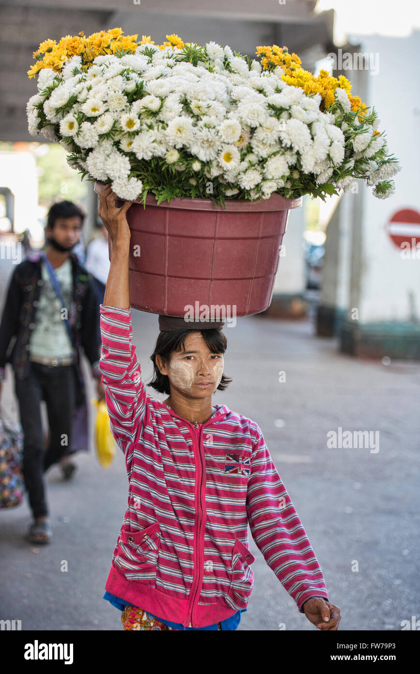 Flower vendor at the train station, Yangon, Myanmar Stock Photo - Alamy