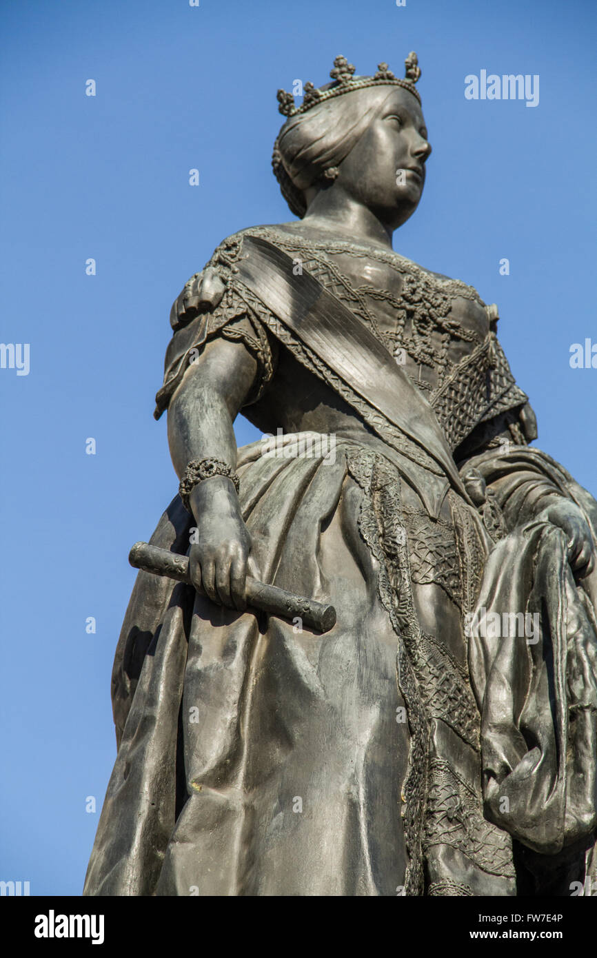 Queen isabel statue hi-res stock photography and images - Alamy