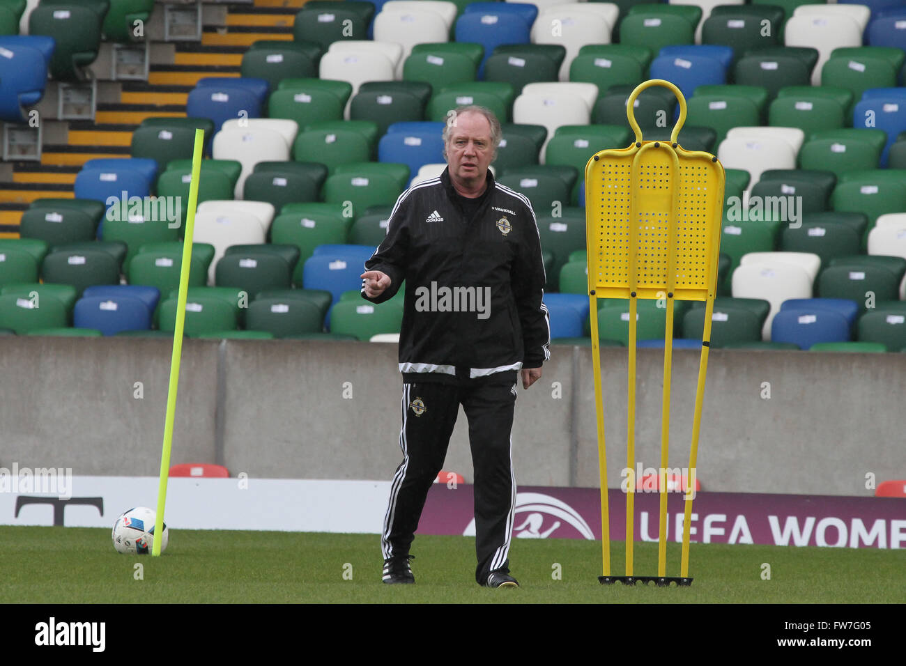 Assistant manager ni soccer team hi-res stock photography and images ...