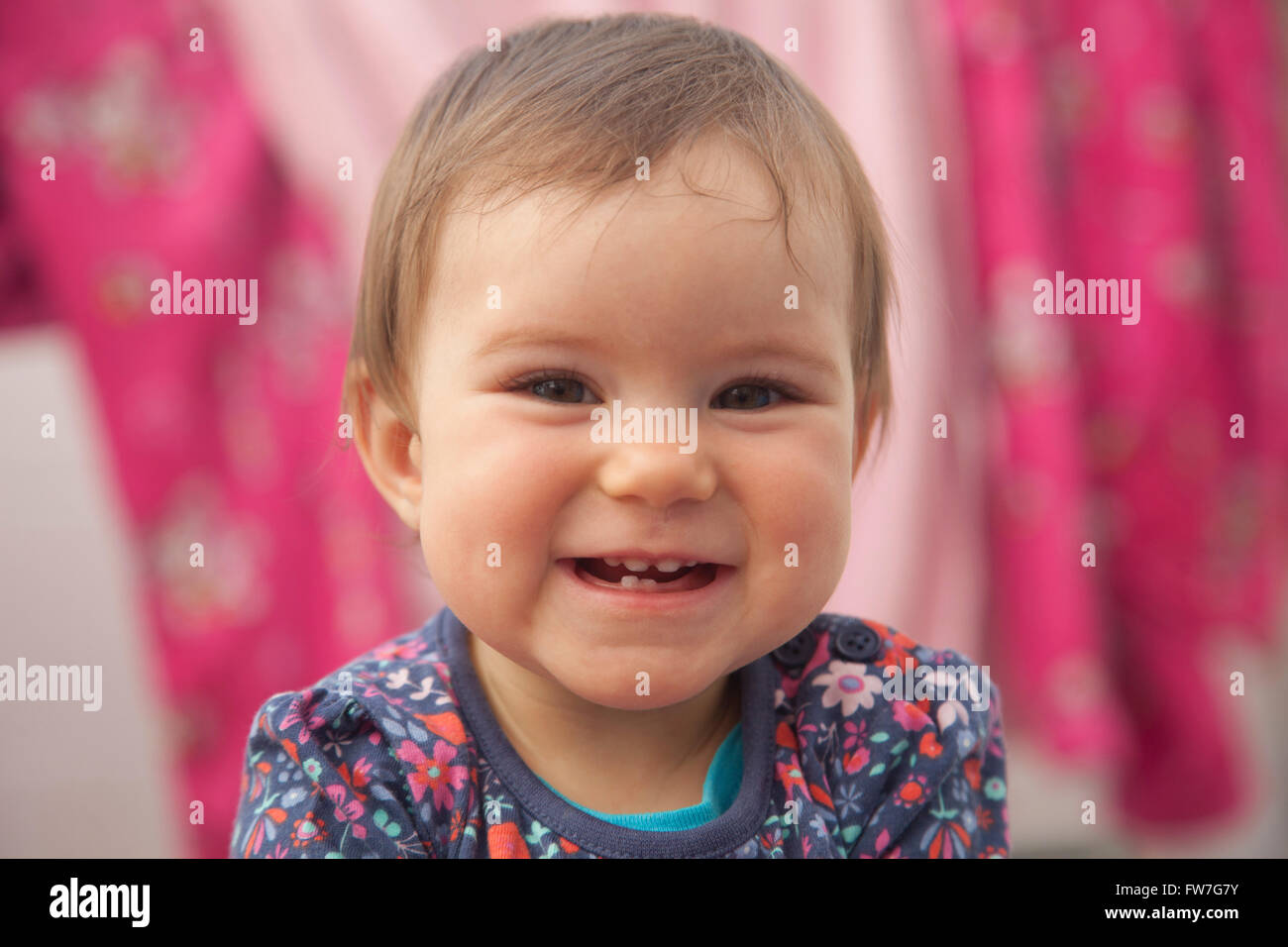 Niña caucasica sonriendo hi-res stock photography and images - Alamy