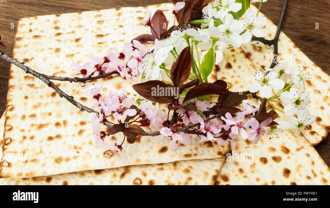 Pesach matzo passover with wine and matzoh jewish passover bread Stock ...