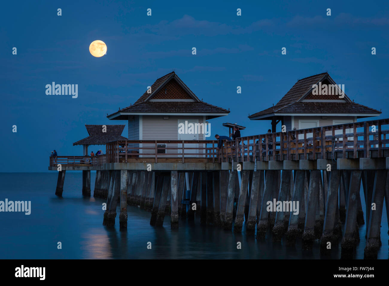 Gulf of mexico fishing pier hi-res stock photography and images - Alamy
