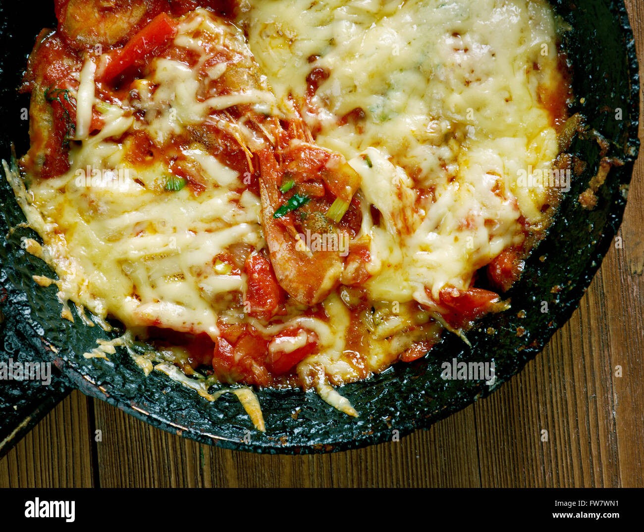 fırında Karides Guvech Baked Prawns with Vegetables and Cheese in ...