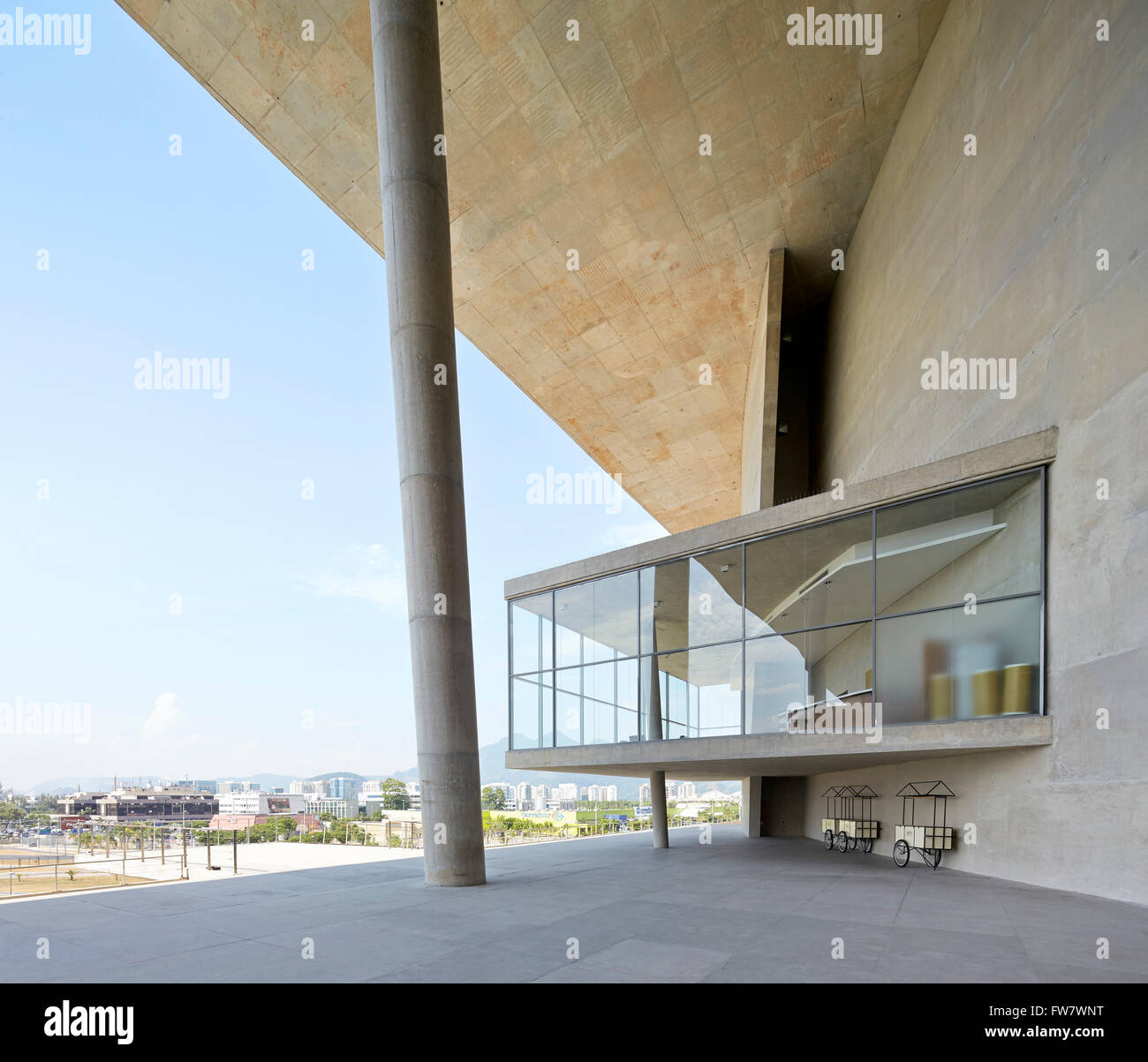 Facade with protruding window segment and city view. La Cidade das ...