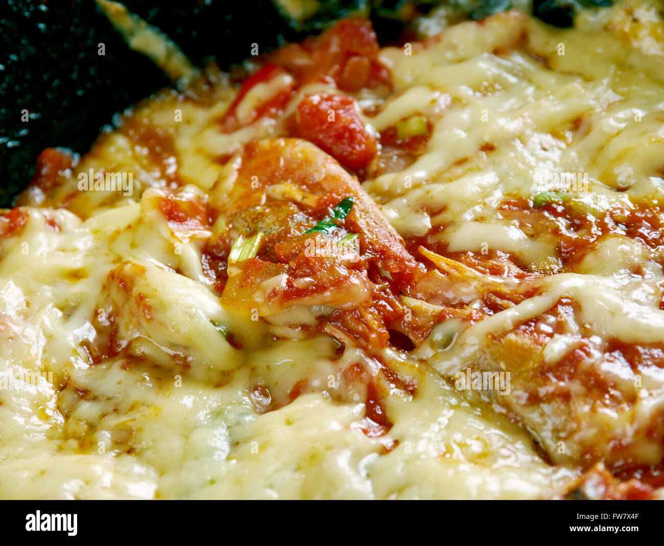 fırında Karides Guvech Baked Prawns with Vegetables and Cheese in ...