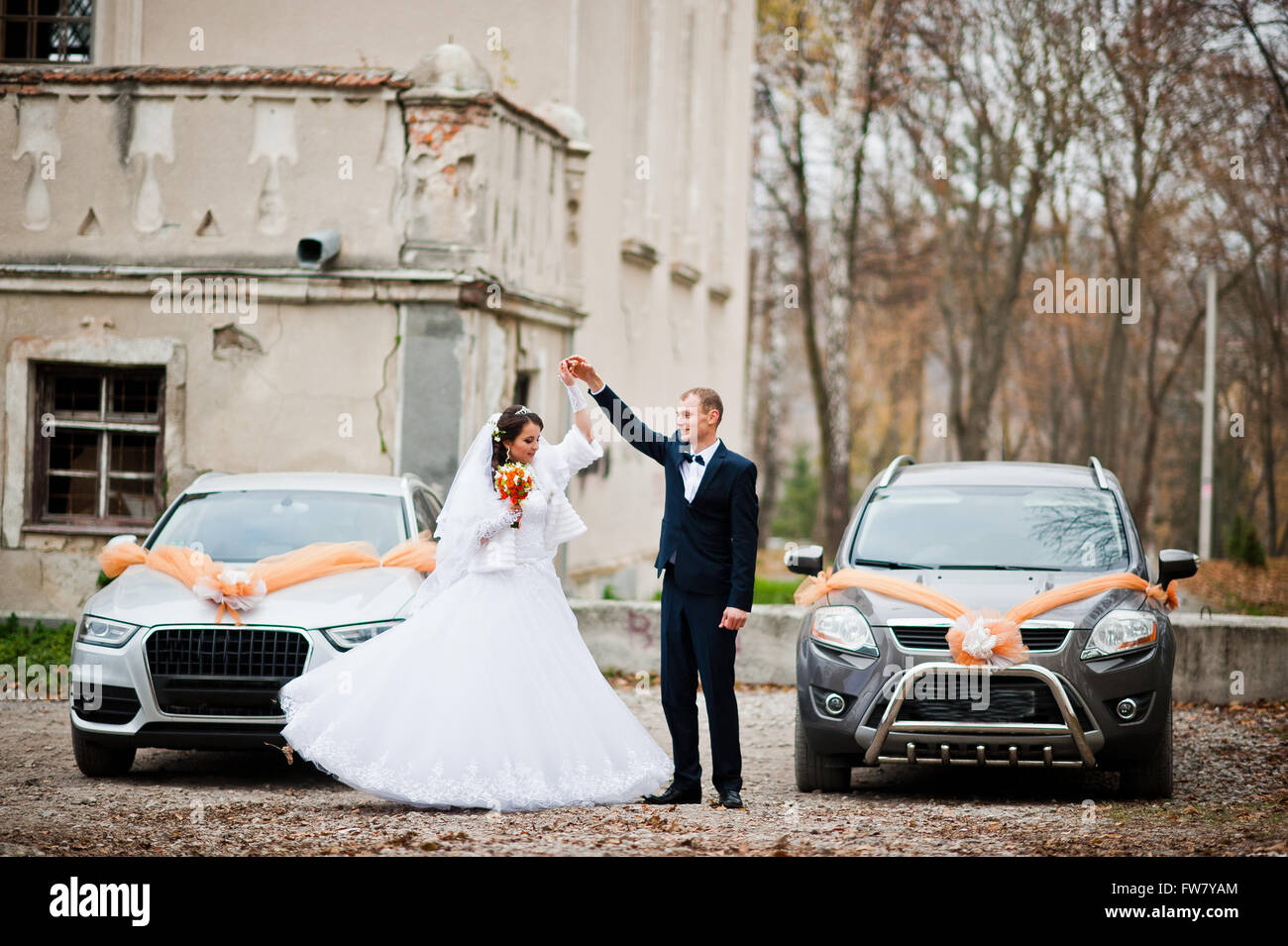 Wedding couple dancing background wedding cars Stock Photo - Alamy