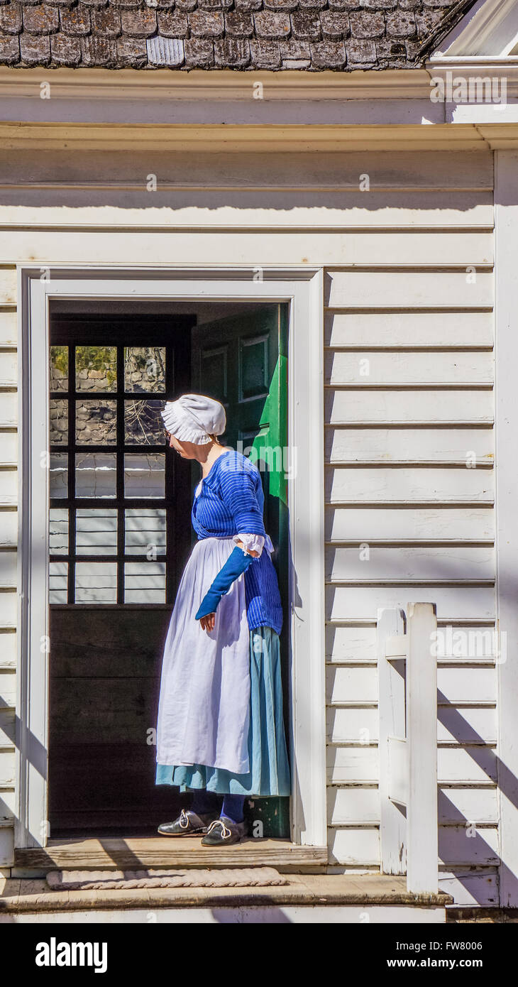 Williamsburg colonial woman hi-res stock photography and images - Alamy