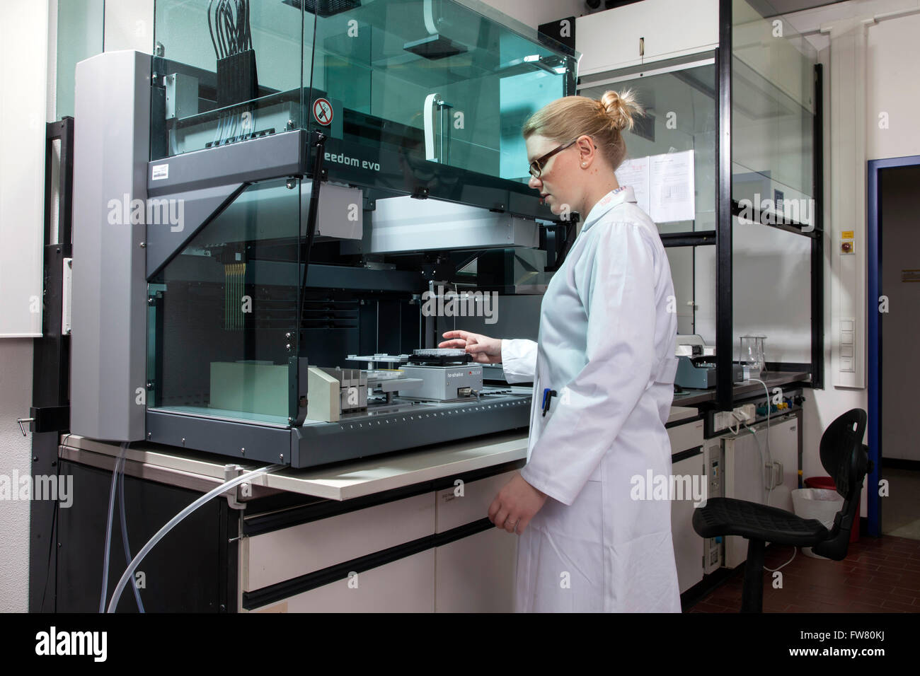 Chemical reaction robot hi-res stock photography and images - Alamy